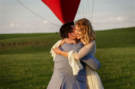 남자와 여 자가 그녀가 승락 후의 반응 결혼을 제안 사랑에 몇 2명에 대한 스톡 사진 및 기타 이미지 2명 감정 결혼식 Istock