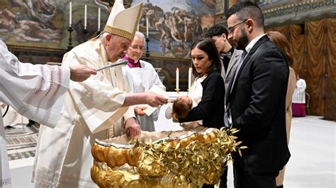교황 유아세례 집전 “오늘은 아이들의 생일 어려서부터 기도하는 법을 가르치십시오” 바티칸 뉴스