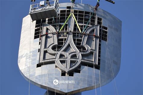 У Києві на монументі Батьківщина мати встановили тризуб фото Oboz Ua