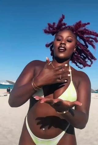 Really Cute Skaibeauty Shows Cleavage In Bikini And Bouncing Boobs At