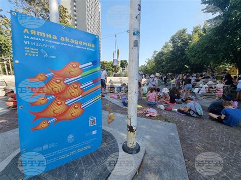 Деца помагат на деца с изкуство в благотворителен базар на Лятната академия за деца и ученици на