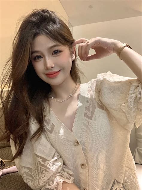 레이스 스티칭 크로셰 뜨개질 V넥 셔츠 여성 여름 디자인 센스 틈새 세련된 하이 센스 퍼프 슬리브 탑 Aliexpress