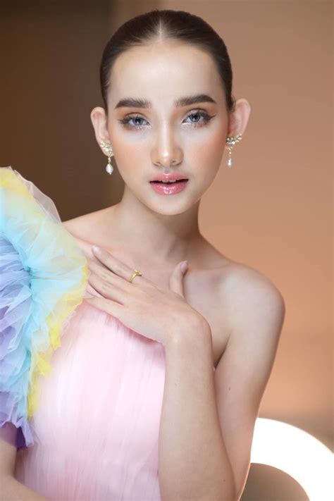 ទើបឈ្នះមកុដលំដាប់រងទី២ពីប្រទេសថៃ ពេលនេះឌៀប សូហ្វីរ៉ា ស្រាប់តែហក់ចាប់បានការងារសិល្បៈច្រើនសន្ធឹក