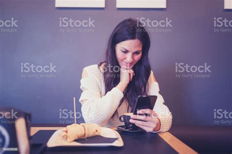 그리고 카페에서 스마트 휴대 전화를 사용 하 여 젊은 여자 20 29세에 대한 스톡 사진 및 기타 이미지 20 29세 25 29세 30 34세 Istock