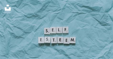 파란색 직물에 흰색과 검은색 숫자 인쇄 사진 Unsplash의 무료 단어 이미지