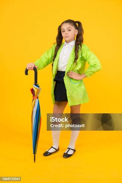 방수 옷 가을 비 학교에 간다 방수 옷 비가 끝났습니다 가을 비 비오는 날을 기다리고 있습니다 우산 착용 방수 비옷을 가진