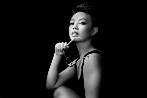 무료 이미지 검은 아름다움 검정색과 흰색 모델 흑백 사진 사진술 사진 촬영 어깨 소녀 흑발 단색화 어둠 손 플래시 사진 컴퓨터 벽지