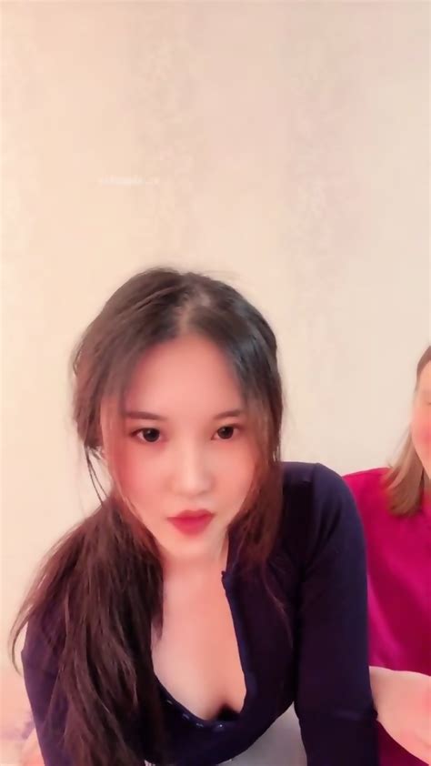 小松鼠中外混交女同女女舌吻 磨豆浆 互舔逼插逼 2