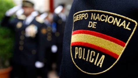 Agentes De La Policía Nacional Ayudan A Una Mujer A Dar A Luz A Un Bebé De Seis Meses Con El