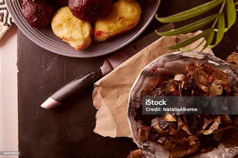 구운 껍질을 벗긴 야채 감자 당근 사탕무 전체 음식 다이어트 Dash 자연 소박한 나무 배경에 지중해 다이어트 건강에 좋은 음식 우크라이나 음식 가을에 대한 스톡 사진 및