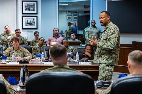 Southcom Commander Visits U S Army South Headquarters Article The United States Army