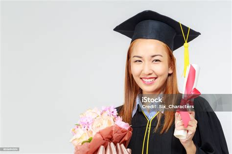 성공적인 졸업 학생 모자 및 회색 배경에 졸업장을 들고 드레스를 입고 교육에 대한 스톡 사진 및 기타 이미지 교육 대학교