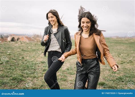 Dos Niñas Cogidas De La Mano Y Corriendo Por El Campo Imagen de archivo Imagen de corrida