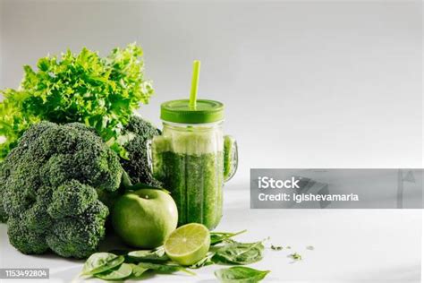 화이트 테이블에 시금치와 녹색 과일과 채소와 선인장의 귀여운 유리 항아리 모양에 녹색 스무디 채식 요리 해독 및 다이어트 개념입니다 0명에 대한 스톡 사진 및 기타 이미지