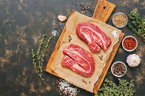 양피지와 커팅 보드에 향신료와 허브 그리고 대리석 원시 쇠고기 고기 보기 상위 공간을 복사 합니다 건조 식품에 대한 스톡 사진