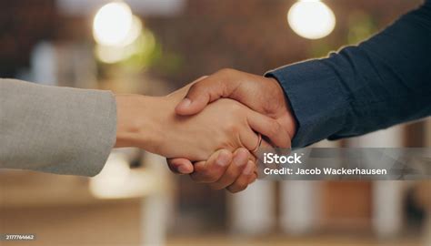 지원 사무실 및 비즈니스 사람들이 크리에이티브 에이전시에서 거래 계약 또는 협업을 위해 악수합니다 환영 소개 및 파트너십 프로젝트 성공 또는 기회에서 악수하는 팀 20 24