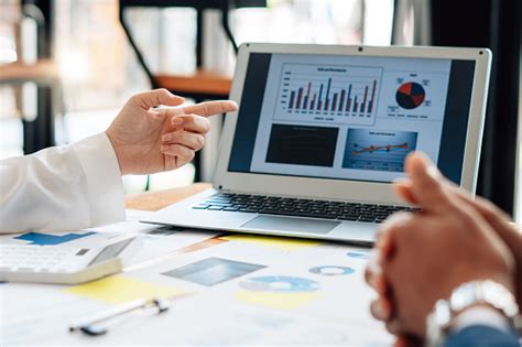 비즈니스 컨설팅 회의 작업 및 브레인스토밍 새로운 비즈니스 프로젝트 금융 투자 개념 2명에 대한 스톡 사진 및 기타 이미지