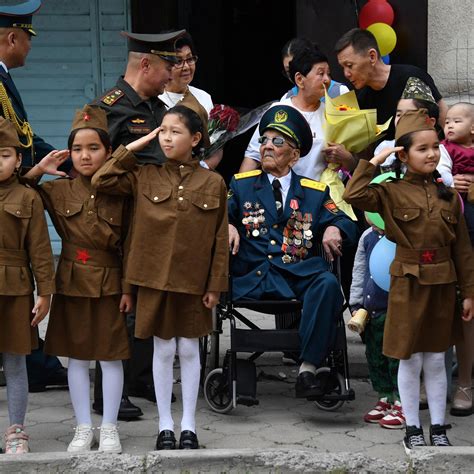 هنگ جاویدان و کهنه سربازان 100 ساله تصاویری از جشن های روز پیروزی بر