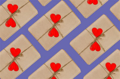 텍스트 사본 공간 빨간 리본과 나무 장식 모양 심장 에코 공예 패키지와 제로 폐기물 매우 페리 트렌디 한 색상 2022 년 을위한 복사 공간 축제 선물 상자 발렌타인 데이