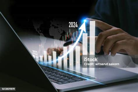 성공을 위한 사업 개발 사업가의 손이 위쪽 화살표와 그래프를 가리키고 있다 이익 및 성장 성장 계획 사업가는 수익성을 분석합니다2024년 긍정적인 지표 개념에 대한 스톡