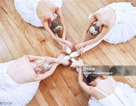 발레 댄서 예술 공연 및 댄스 스튜디오에서 연습 훈련 및 운동 중에 앉아 고전적인 스타일로 춤을 추는 여성 위에서 홀에서 피트니스에 대한 열정을 가진 발레리나 소녀들의 그룹