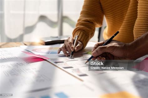 창의적인 웹 그래픽 디자이너 기획 브레인스토밍 팀 스마트폰 Ui Ux 스타트업 중소기업을 위한 화면 프로토타입 레이아웃에 대한 아이디어 공유를 위한 아시아 휴대폰 앱 개발자