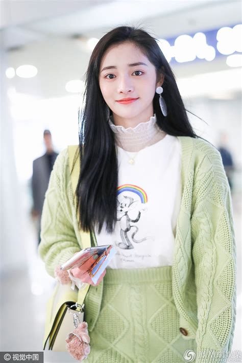 王思聪绯闻女友周洁琼绿裙春意盎然 气质清纯淡雅胜”网红脸“凤凰网