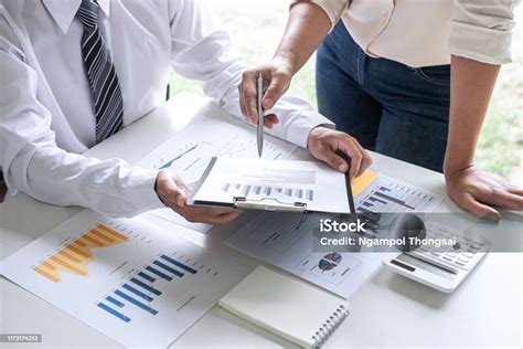 파트너 재무 및 회계 개념과의 비즈니스 만들기 대화 및 비즈니스 전략 기획에 대한 회의 프레젠테이션에 대한 비즈니스 리더 팀 회의 그룹 계약서에 대한 스톡 사진 및 기타