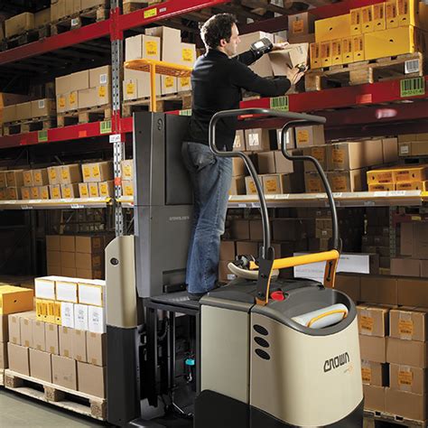 Low Level Order Picker Gpc Crown Forklifts Au