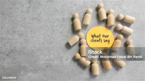 나무 장난감 사람들로 둘러싸인 말풍선에서 고객이 말하는 것 장난기 넘치는 인물을 통해 고객 피드백과 평가를 창의적으로 표현 0