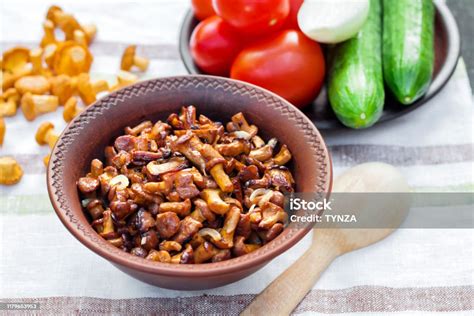 소박한 그릇에 양파와 신선한 야채와 접시와 함께 튀긴 살구 배경에 샐러드 가을에 대한 스톡 사진 및 기타 이미지 가을 갈색 건강한 생활방식 Istock