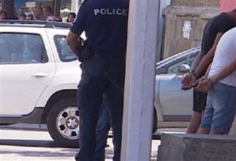 Закопчаха двама инспектори по храните за подкуп