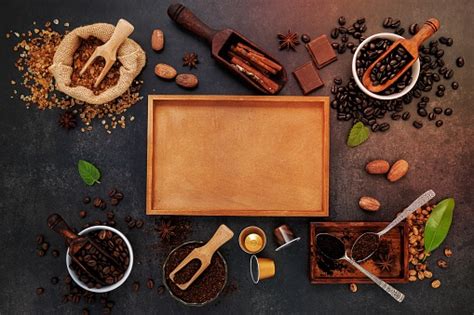 다양한 구운 커피 콩과 풍미 있는 재료로 커피 배경이 어두운 돌 배경에 맛있는 커피를 준비합니다 0명에 대한 스톡 사진 및 기타 이미지 Istock