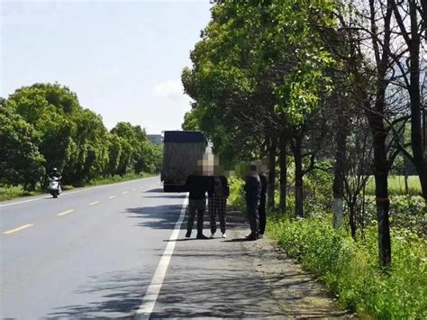 “碰瓷”诈骗，两男子当场被抓！
