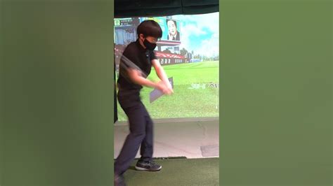 몸은 천천히 감아서 백스윙하고 탑에서 손목은 빠르게 코킹풀면서 다운스윙하면 부드럽고 유연한 채찍같은 편한 샷이 나옵니다 Youtube