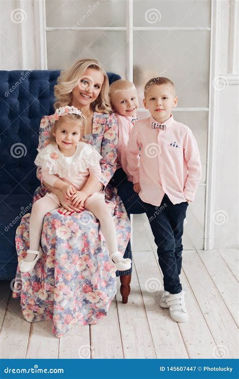 Lachender Sohn Und L Chelnde Mutter Im Studio Stockbild Bild Von Kindheit Mutterschaft