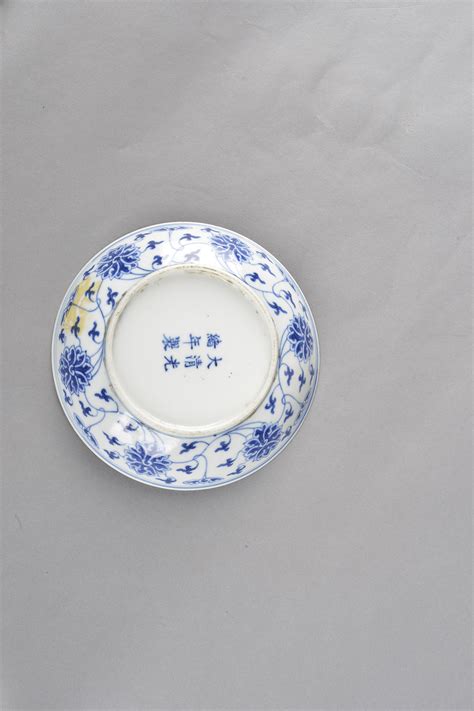 清“大清乾隆年制”款青花缠枝莲纹瓷盘德阳市博物馆