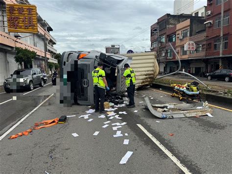 快訊／疑車速過快！過彎「自撞翻車」底盤冒煙 駕駛意識模糊送醫