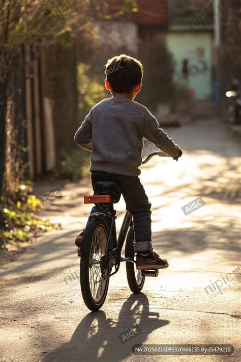 Ai创作图骑车的小孩 骑单车的儿童 骑车的小男孩 小孩踩单车 骑单车上学 小男孩骑单车 小孩骑单车 骑车的男孩 环道骑行的男童 骑行少年的背影 骑车上学 背影童年 单车小孩 骑自行车的小孩