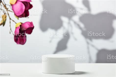 추상적 인 빈 흰색 연단과 흰색 배경에 목련 꽃 제품 프리젠 테이션을위한 모의 스탠드 3d 렌더링 최소한의 개념 0명에 대한 스톡 사진 및 기타 이미지 Istock