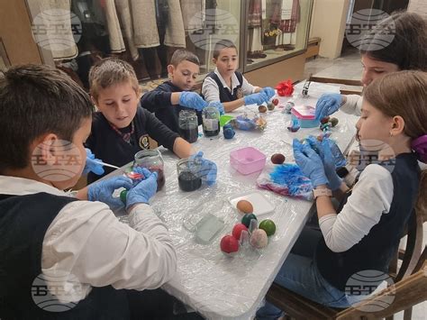 Близо 150 деца днес боядисват великденски яйца в Историческия музей в Плевен Утро