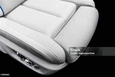 자동차의 화이트 가죽 인테리어 천공 된 흰색 가죽 편안한 좌석 스티치 검은 배경에 고립 자동차 내부 세부 사항 자동차 세부 자동차 내부 Brand Name Domestic