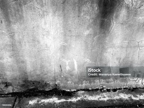 복사 공간이있는 배경 및 패턴에 대한 오래된 더러운 회색 시멘트 및 콘크리트의 질감 그런지 야외 어두운 빈티지 회색 벽돌 벽 벽지 디자인입니다 0명에 대한 스톡 사진 및