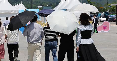 초여름 더위에 양산 쓴 시민들