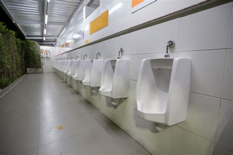 화장실 남자의 방입니다 남자 화장실 소변 기 백색 근접 촬영 야외 소변 기 남자 공중 화장실의 행을 닫습니다 0명에 대한 스톡