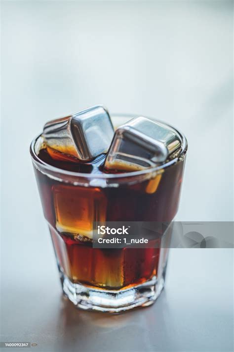 스테인레스 스틸 아이스 큐브로 채워진 유리에 커피를 쏟아 붓습니다 콜드 브루 커피에 대한 스톡 사진 및 기타 이미지 콜드