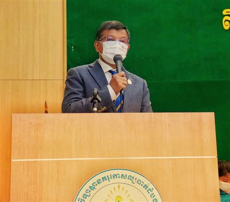 Moeys Cambodia ពិធីបំពាក់គ្រឿងឥស្សរិយយសការងារជូនបុគ្គលិកអ Facebook