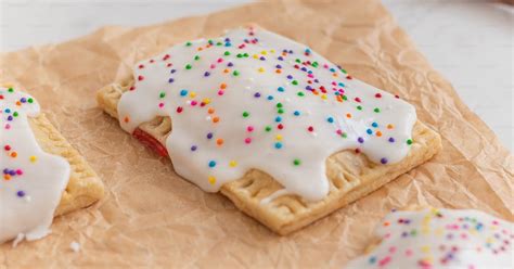 설탕을 입힌 쿠키와 스프링클을 얹은 테이블 사진 Unsplash의 만든 이미지