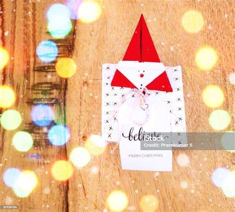 눈이 떨어지는 축 하에 대 한 평방 선물 상자와 초대에 대 한 다채로운 Bokeh 최고의 크리스마스 휴일 배경 이미지 나무 테이블에 크리스마스 장식 12월에 대한 스톡 사진