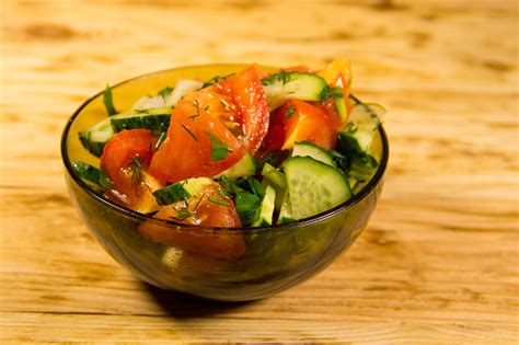 신선한 샐러드와 토마토 오이 양파 파 슬 리와 딜 나무 테이블에 유리 그릇에 0명에 대한 스톡 사진 및 기타 이미지 0명 건강한 식생활 그릇 Istock